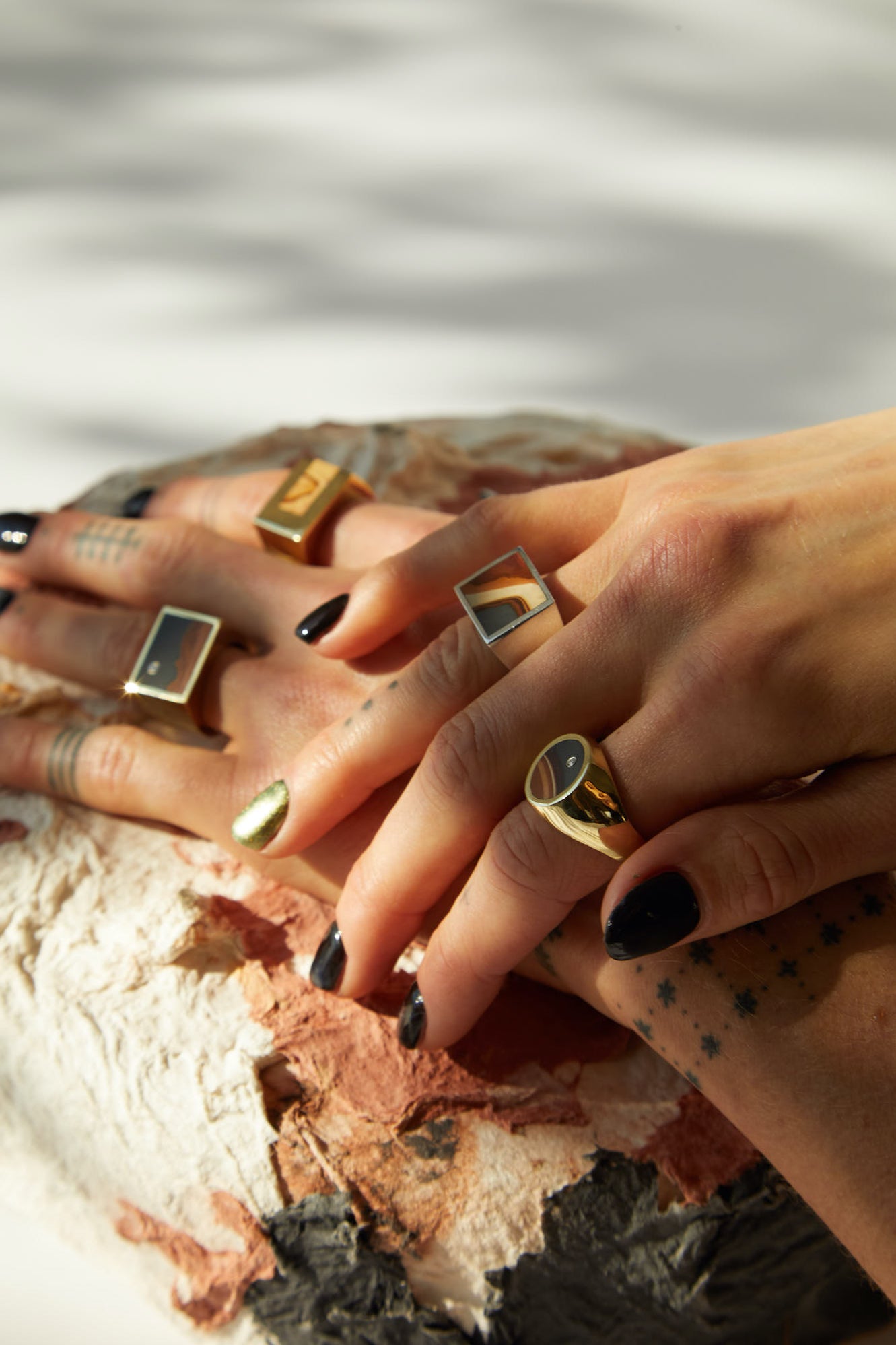 Wonderstone Inlay with Diamond Round Stone Signet Ring– legier