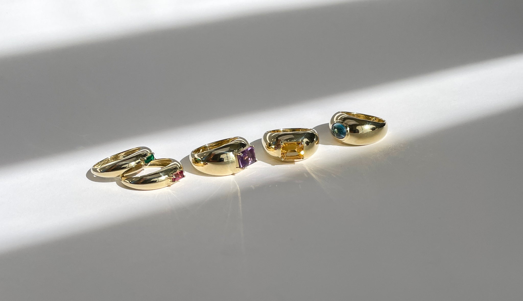 Bubble Bezel Ring with Single Emerald Cut Stone– legier