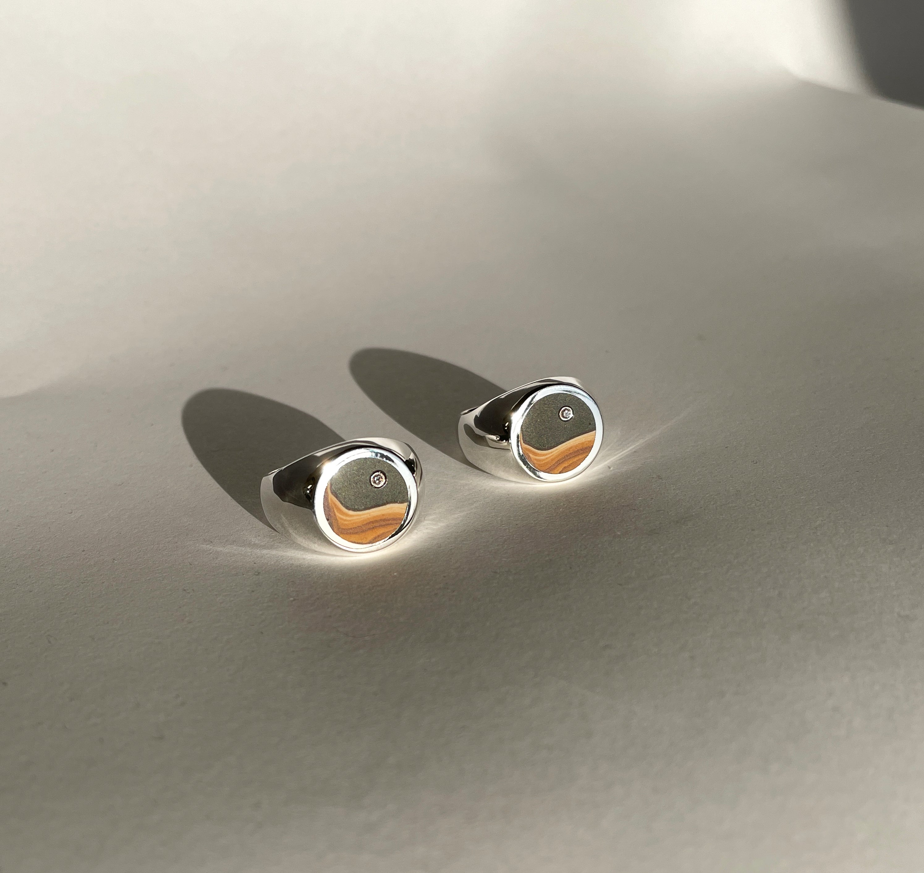 Wonderstone Inlay with Diamond Round Stone Signet Ring– legier